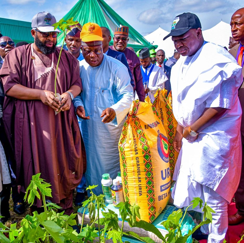 GOVERNOR UMARU BAGO OF NIGER STATE FLAGS-OFF DISTRIBUTION OF SEEDLINGS ...